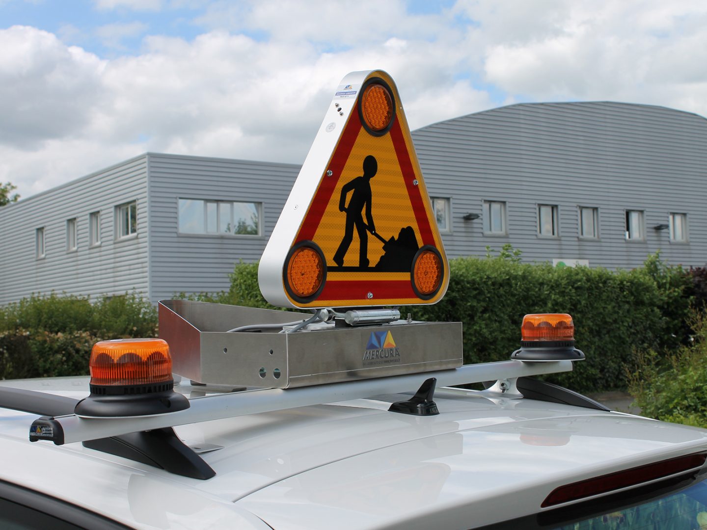 Barre de signalisation ECLAIR avec triflash à relevage électrique - France